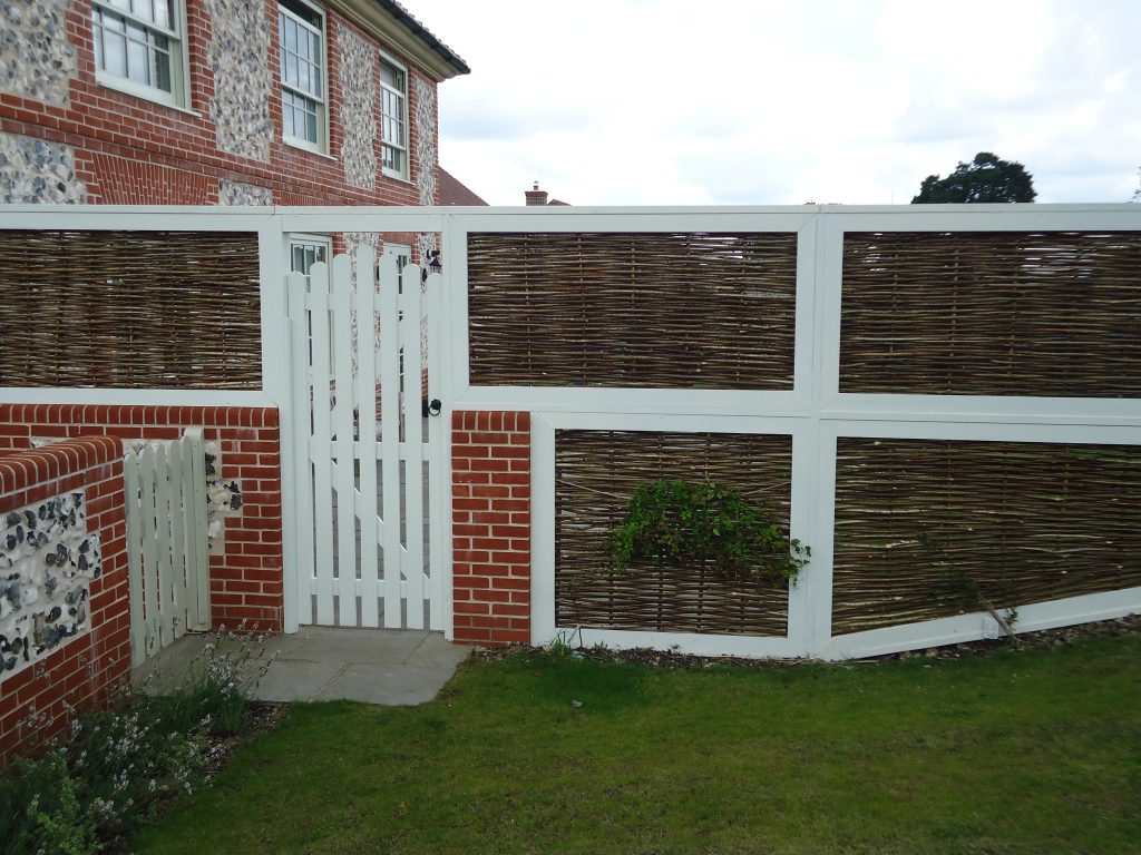Bespoke Screen Fencing - The Landscape Library
